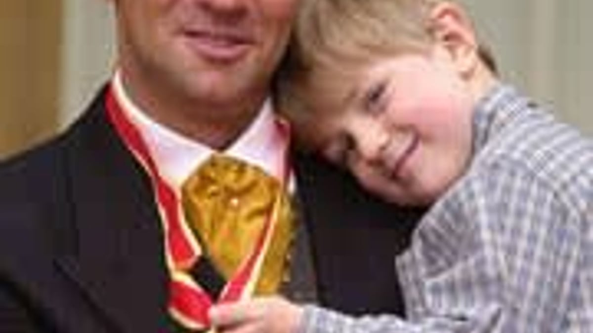 OLYMPIC CHAMP STEVE REDGRAVE KNIGHTED | HELLO!