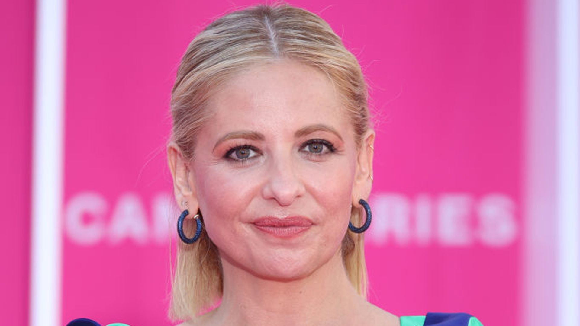 Sarah Michelle Gellar turns heads in unique swimsuit as she poses by ...