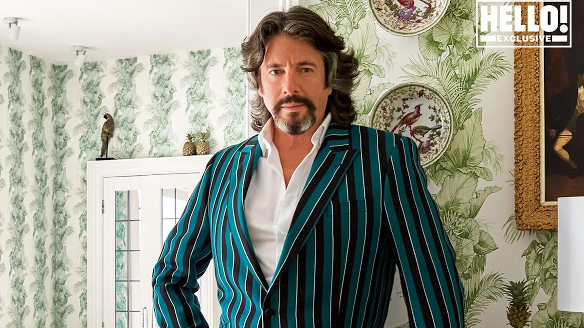 Laurence Llewelyn-Bowen gives his home dramatic Changing Rooms-style ...