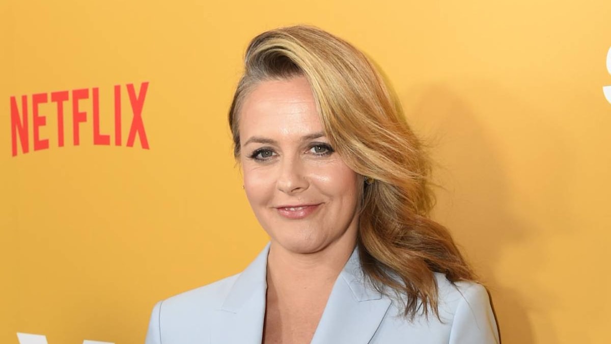 Alicia Silverstone dons iconic yellow mini skirt as she reprises ...