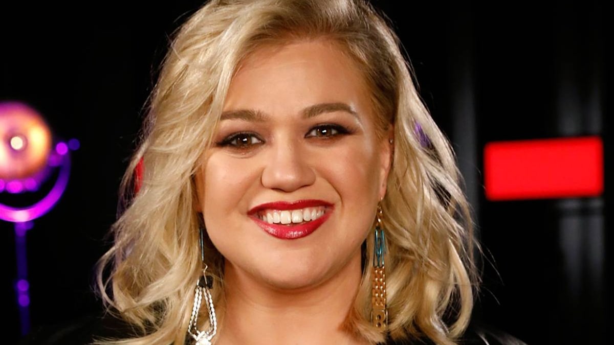 Kelly Clarkson commands attention in low-cut sparkly mini dress in ...