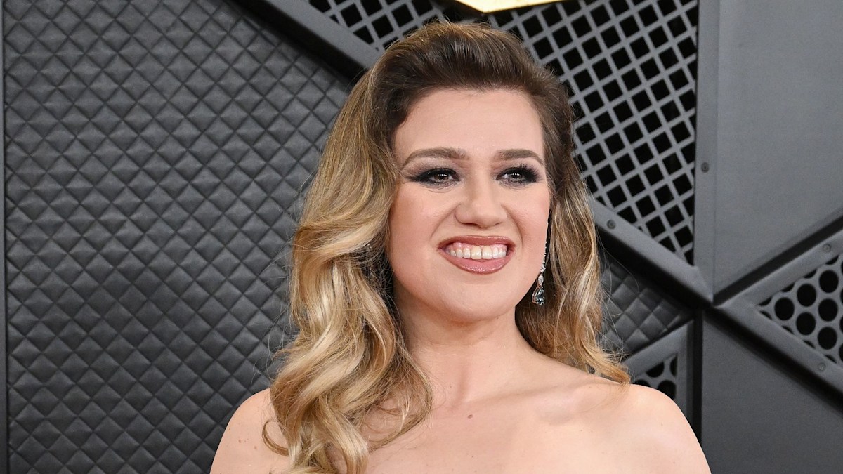 Kelly Clarkson's waist-cinching black leather dress sparks reaction ...