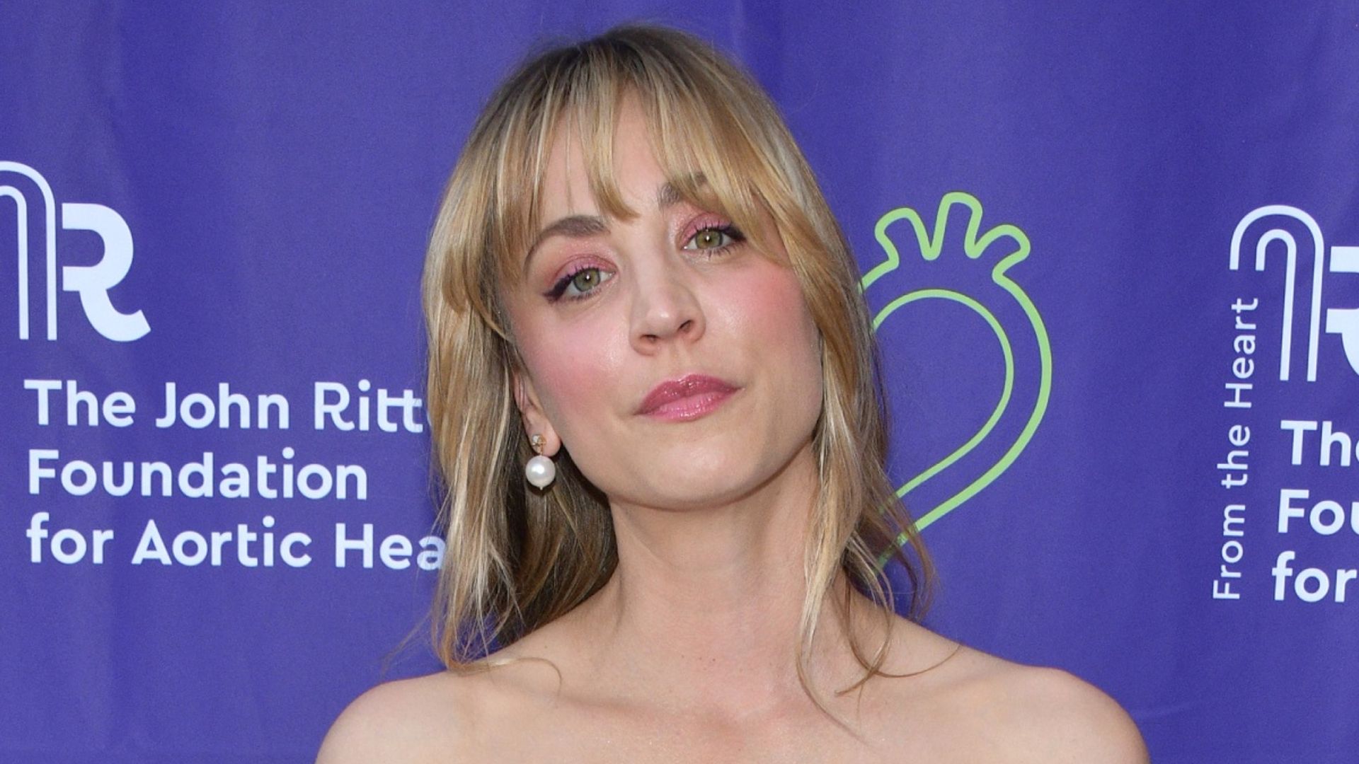 Kaley Cuoco poses in a swimsuit for poolside photos with boyfriend Tom ...