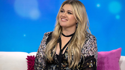 Kelly Clarkson showcases legs for days in flirty dress amid weight loss ...