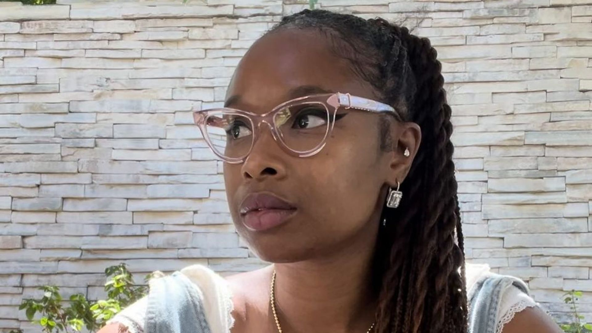 Jennifer Hudson showcases washboard abs in tiny white bikini in ...