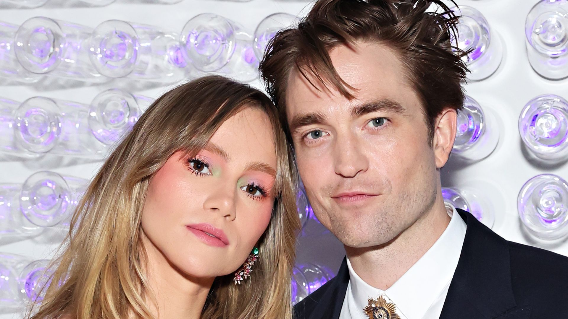 Suki Waterhouse and Robert Pattinson's baby girl has hair like her mom ...