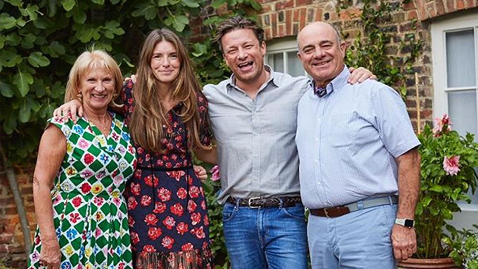 Jamie Oliver shares astonishing photo of himself as child on mum's ...