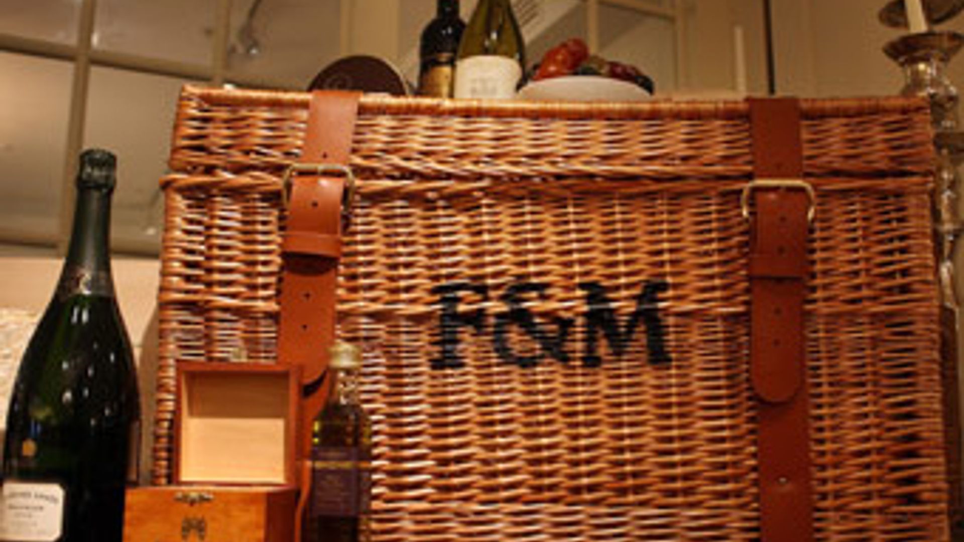 How to create the perfect luxury gift hamper this Christmas | HELLO!