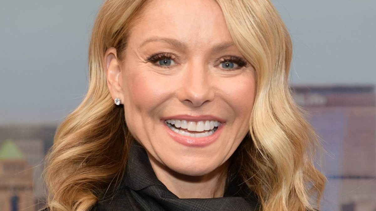 Kelly Ripa looks like Rapunzel with incredible long hair transformation ...