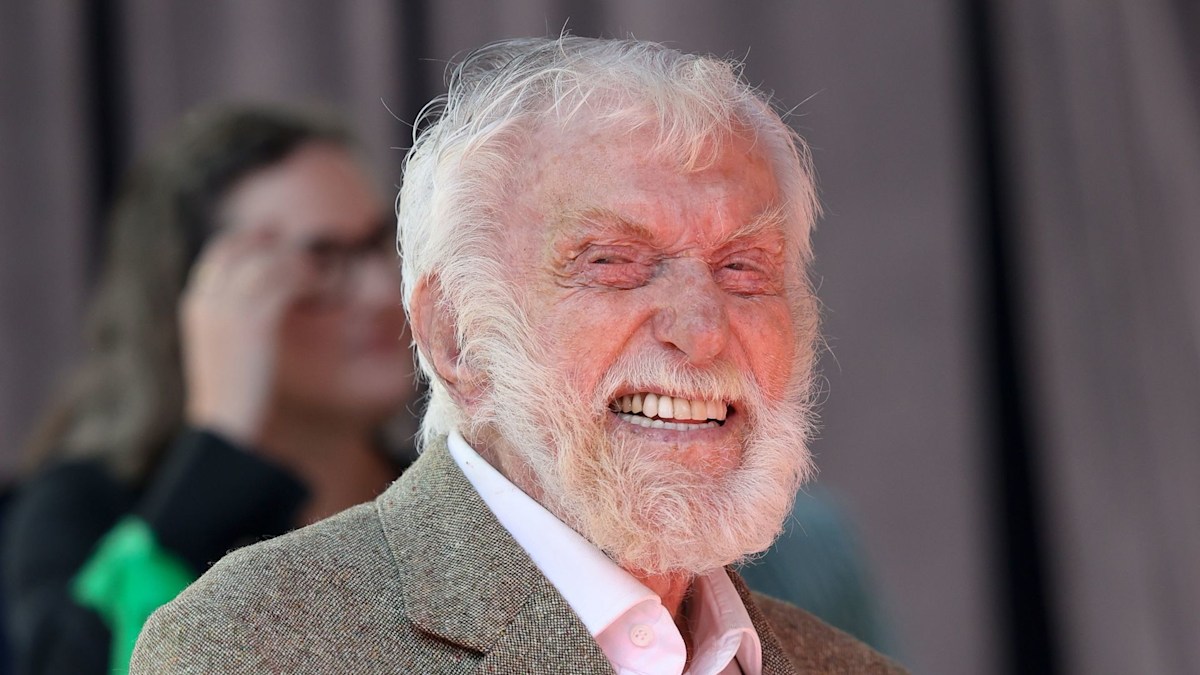 Dick Van Dyke, 98, appears in family photo spanning three generations ...