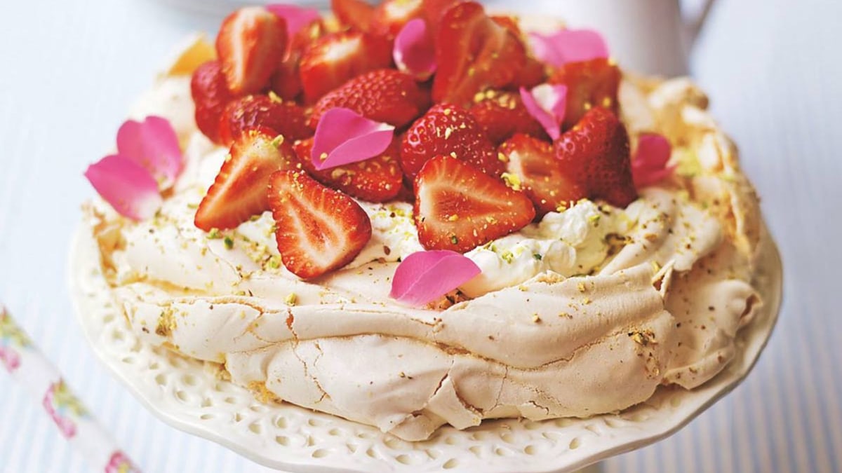 You NEED to make this summer berry pavlova with a floral twist - it's ...