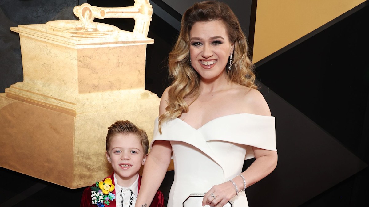 Kelly Clarkson looks tiny in figure-hugging Grammys gown alongside ...