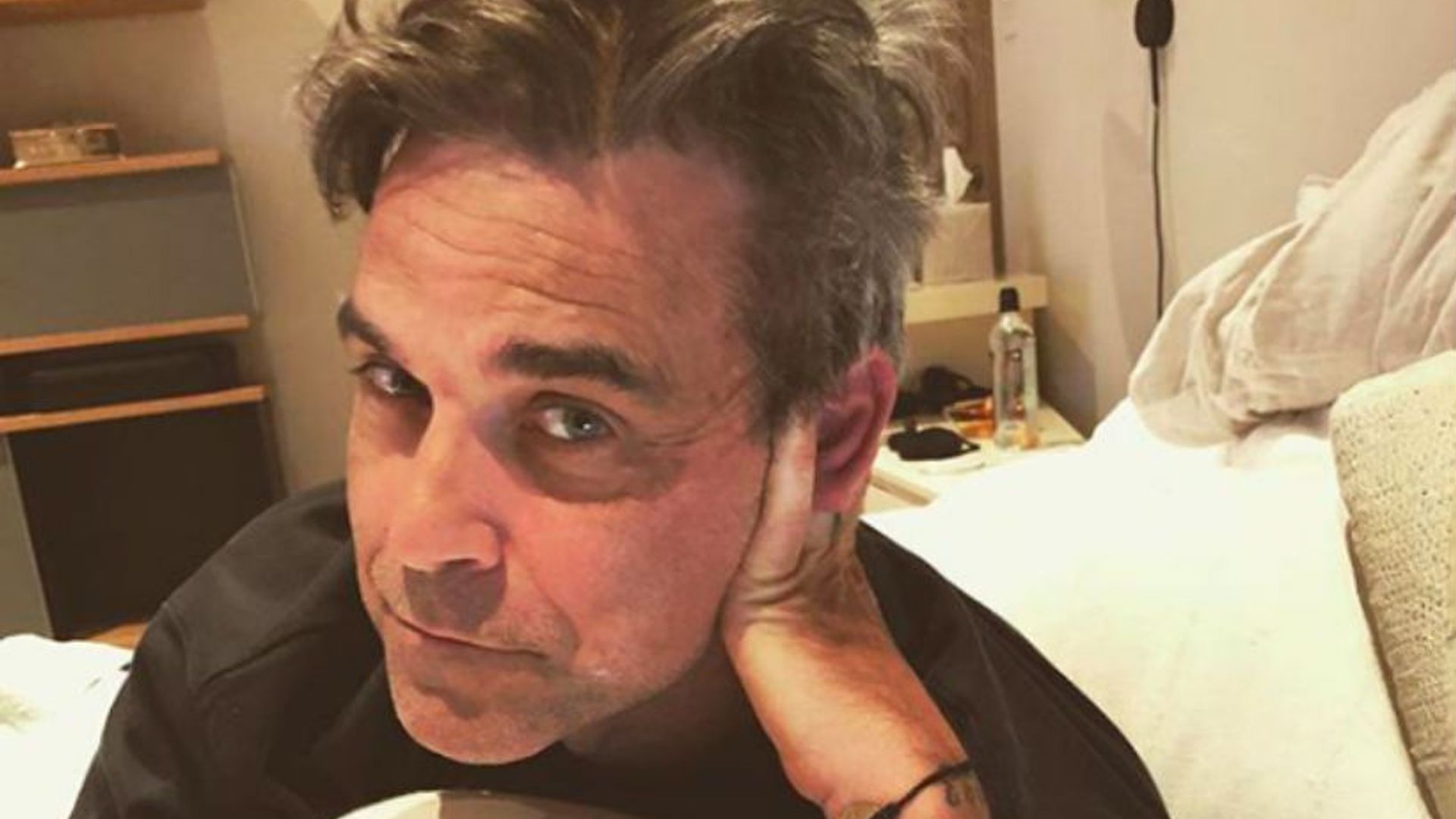 Robbie Williams shows his 'X Factor' as Amy Winehouse shines on ...