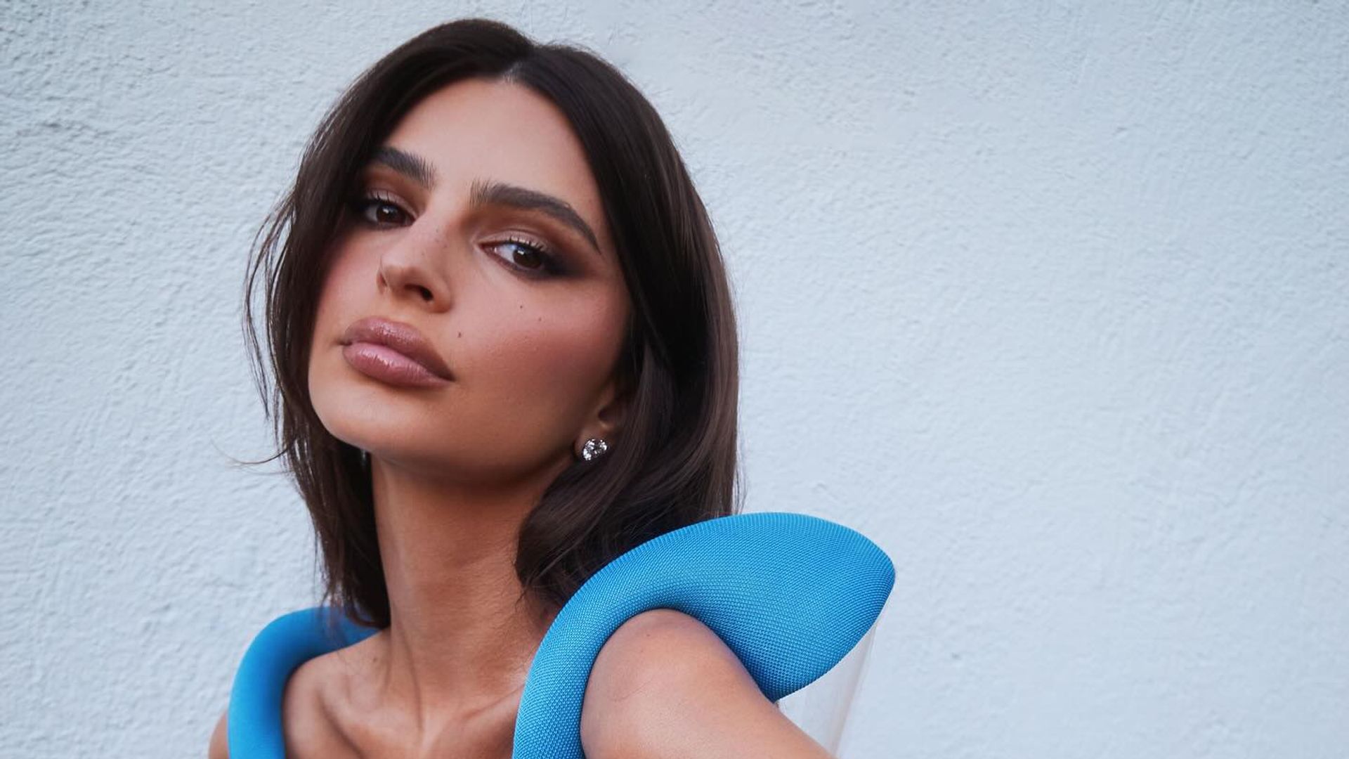Emily Ratajkowski perfects winter layering in a sheer white turtleneck ...