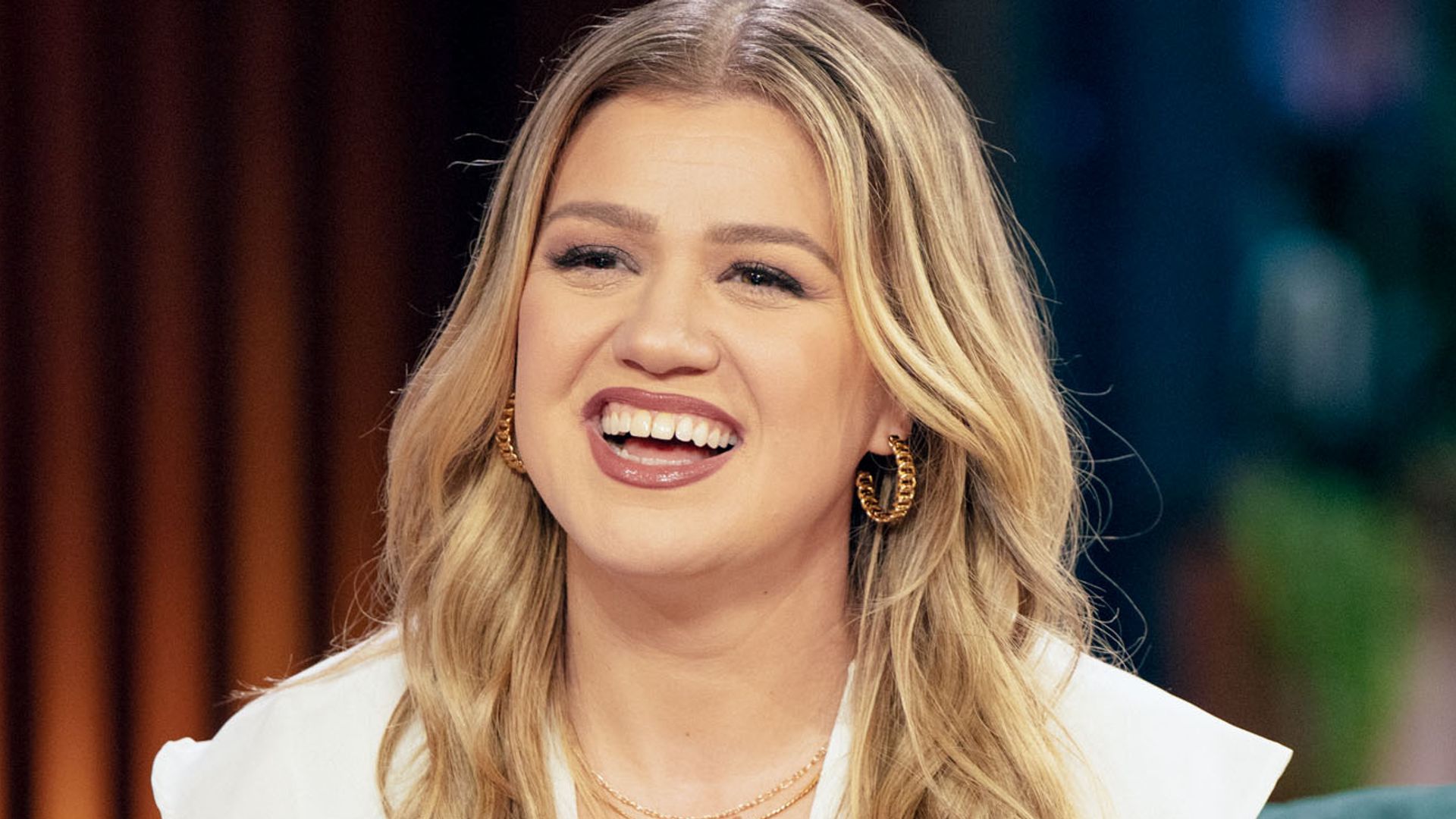 Kelly Clarkson shows off incredible figure in see-through top after ...