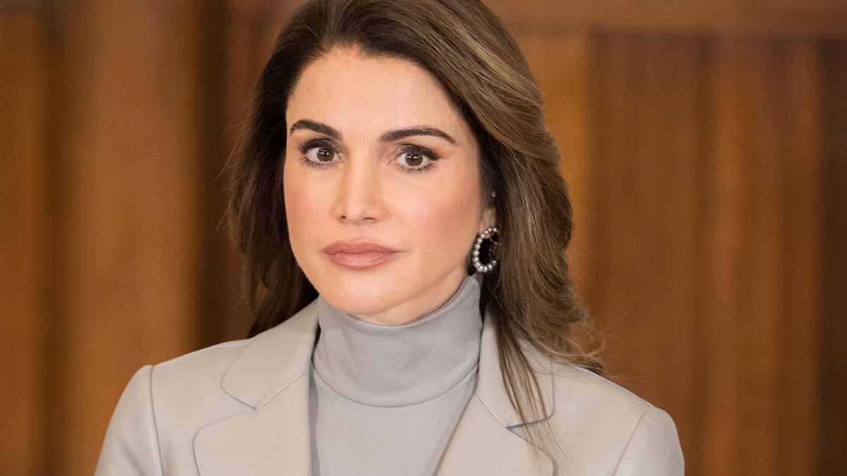 Queen Rania, 52, spellbinds in waist-cinching pantsuit and epic heels ...