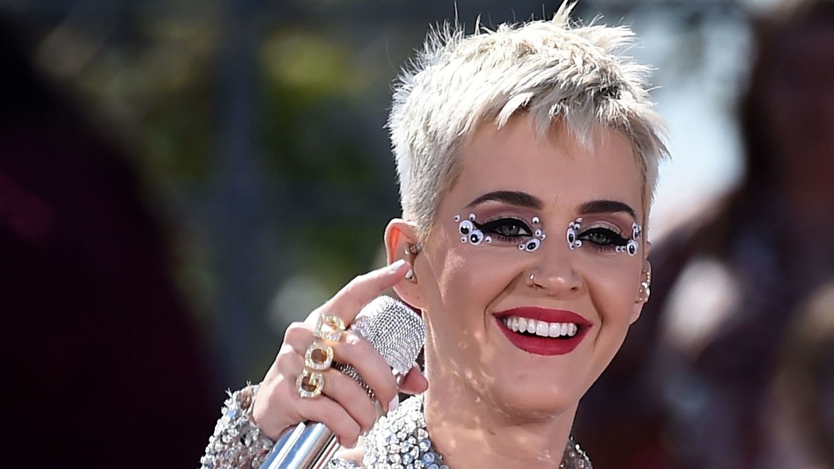 Katy Perry returns to blonde hair on American Idol as she makes ...