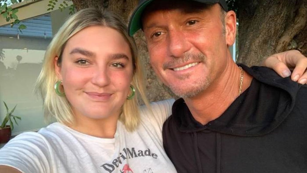 Tim McGraw's famous oldest daughter poses in tiny bikini in poolside ...