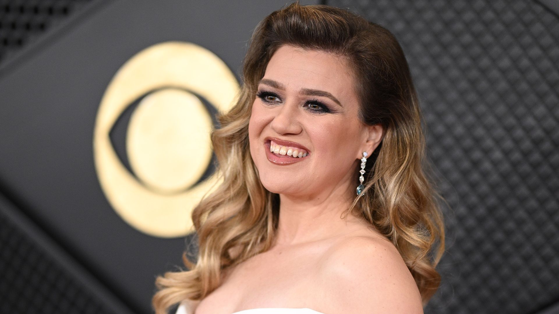 Kelly Clarkson stuns in tiny crop top and rocks drastic hair ...