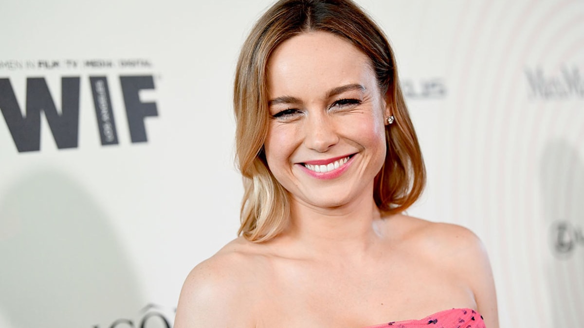 Brie Larson FLOORS fans with killer abs in crop top and leggings - here ...