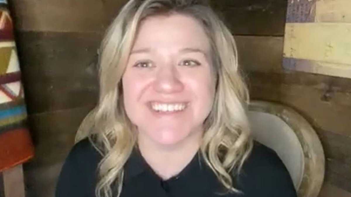 The Voice judge Kelly Clarkson inundated with messages after major ...