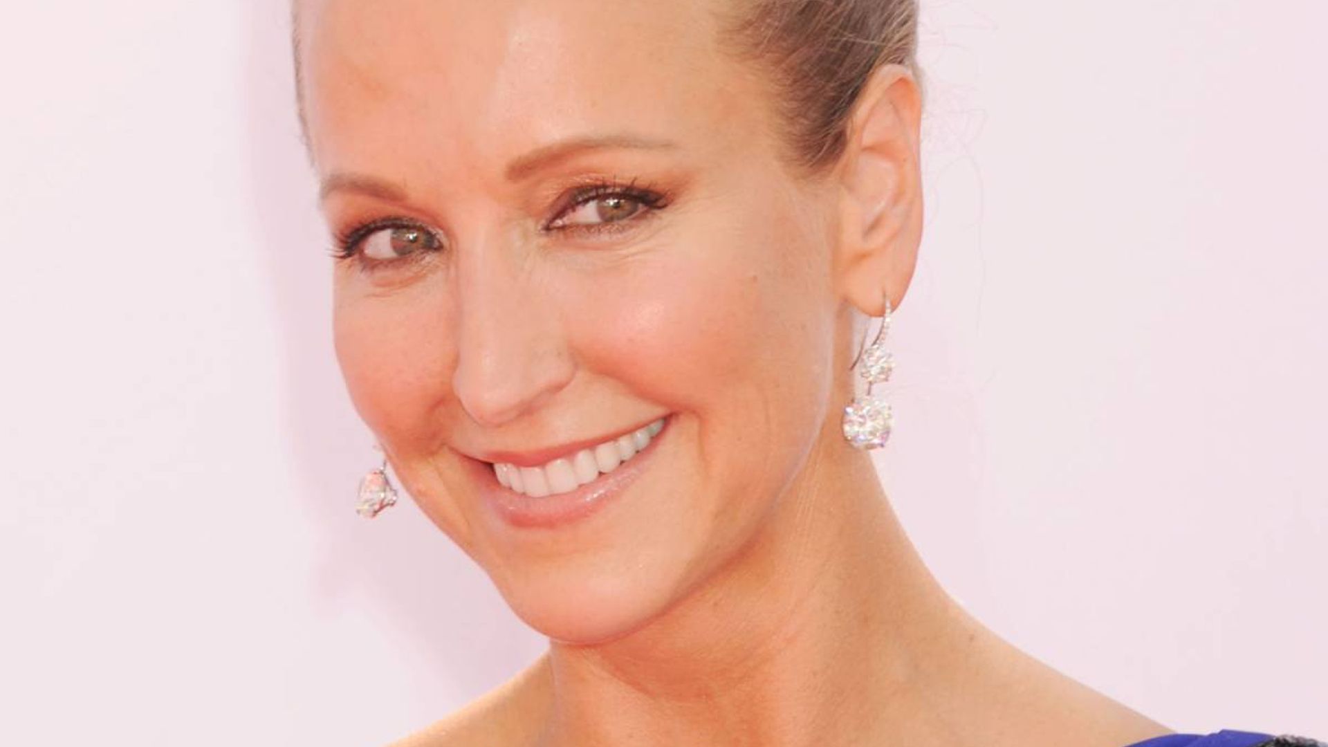 Gmas Lara Spencers Unexpected Bedroom Snapshot Sparks Fan Debate Hello