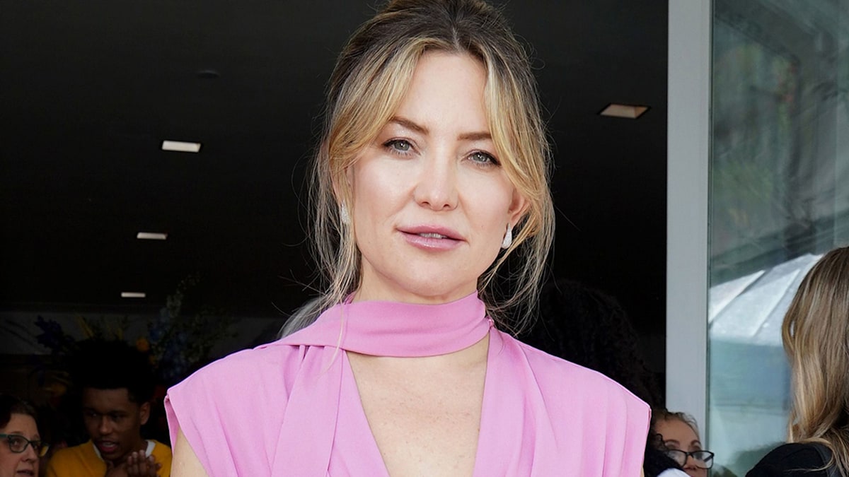 Kate Hudson floors fans with tiny waist in belted dress with the ...