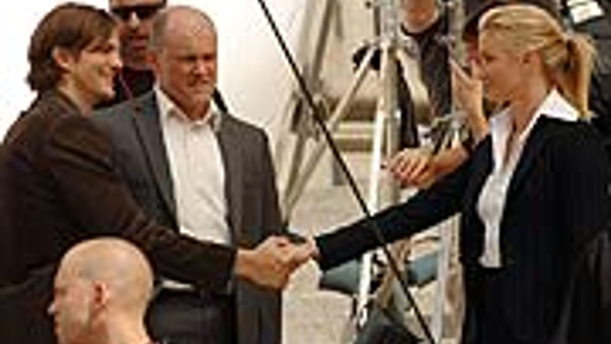 Glamorous Hollywood singleton Cameron takes on Ashton | HELLO!