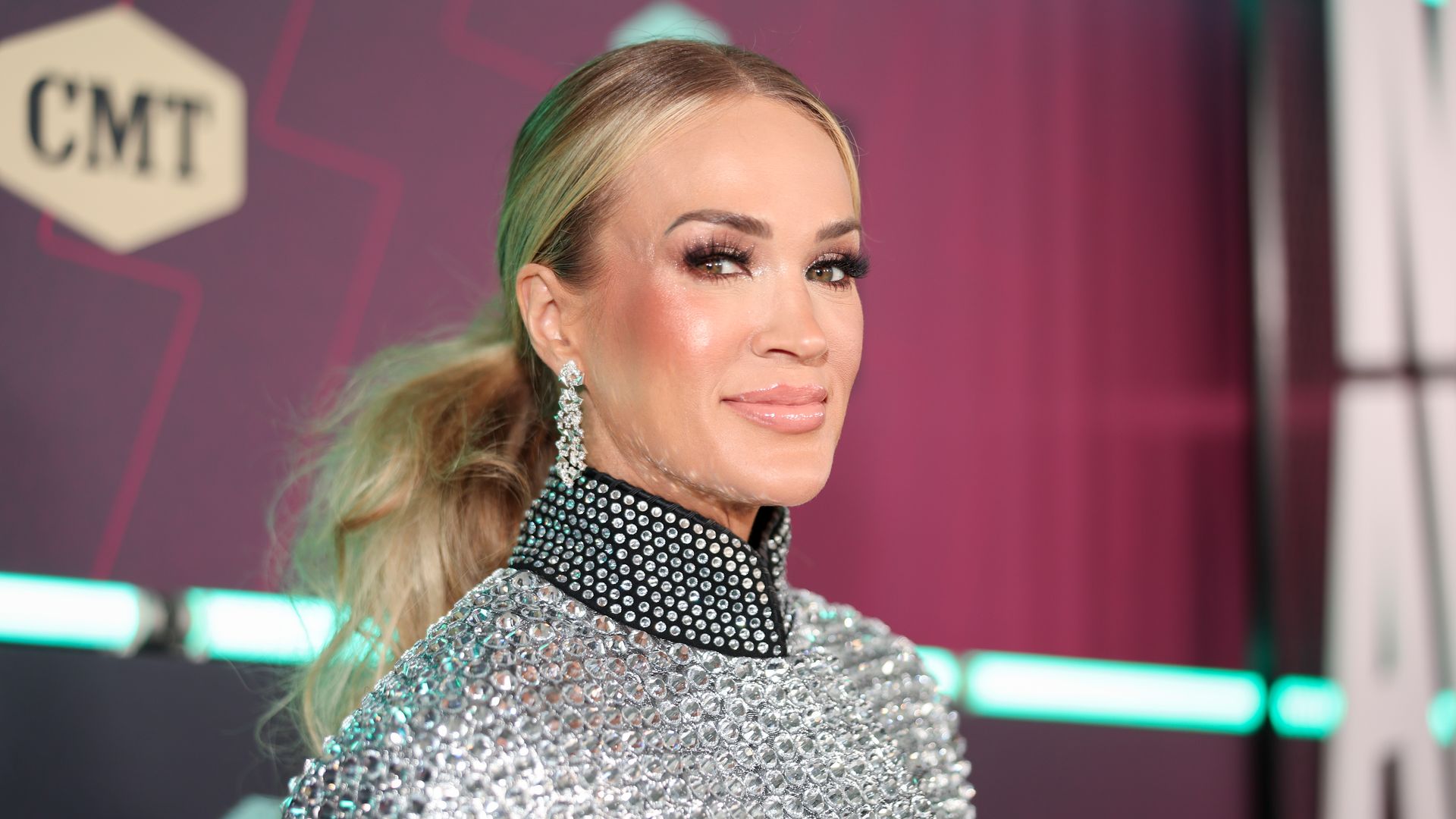 Carrie Underwood supported by fans as she bands together with fellow ...