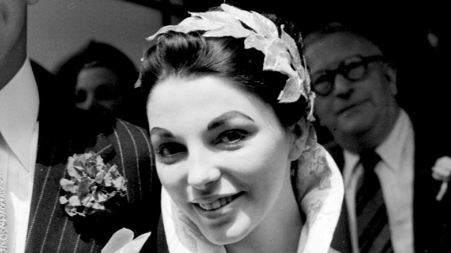 Joan Collins, 18, rocked dramatic wedding dress with first husband ...