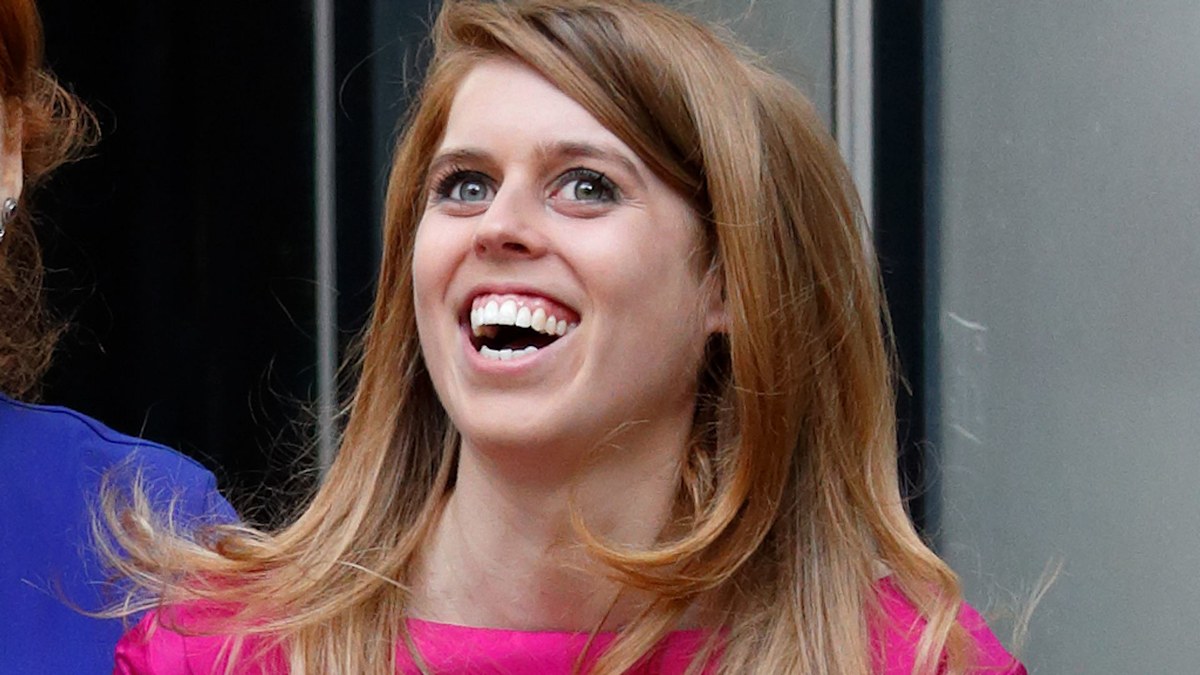 Princess Beatrice channels Barbie in hot pink mini wedding guest dress ...