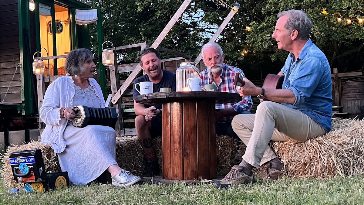 Grantchester's Robson Green - 7 adorable family photos with uncle ...