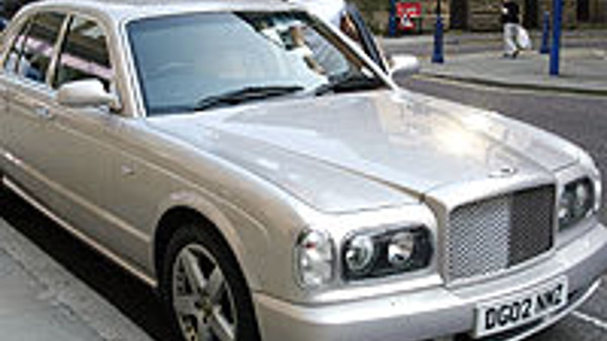 Leather leggings and a trilby hat for Posh for flight | HELLO!