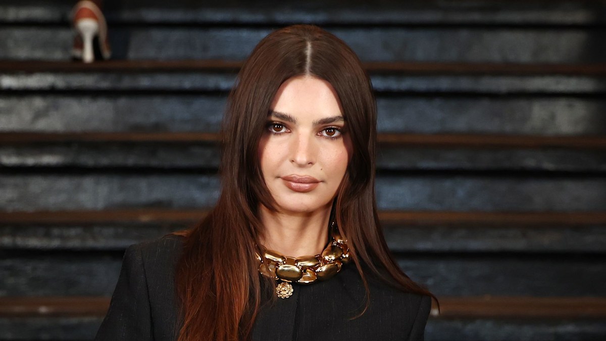 Emily Ratajkowski's visible granny pants just took the underwear-as-outerwear trend by storm ...