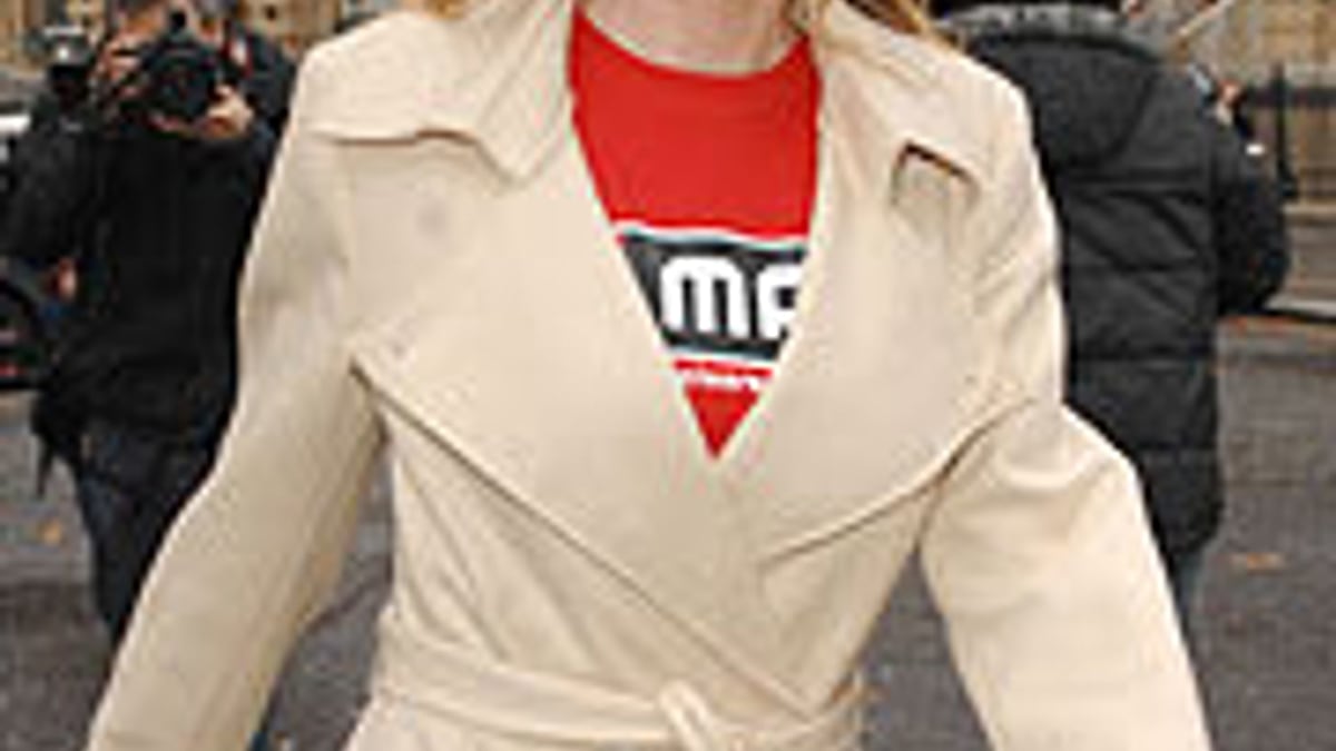 Heather Mills seems to give snappers a peek at her plans | HELLO!