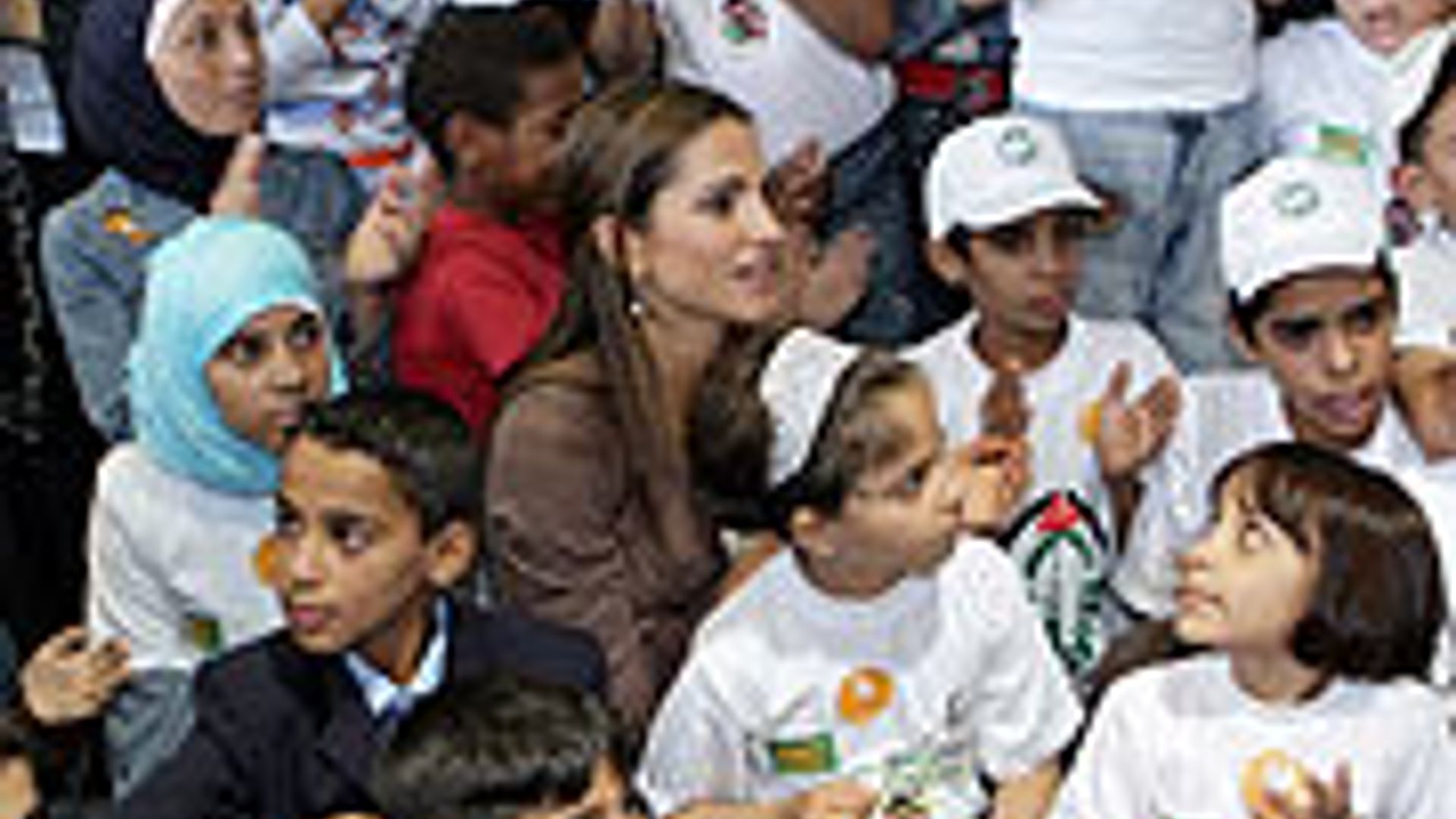 Jordanian queen keeps audience of 700 children entertained | HELLO!