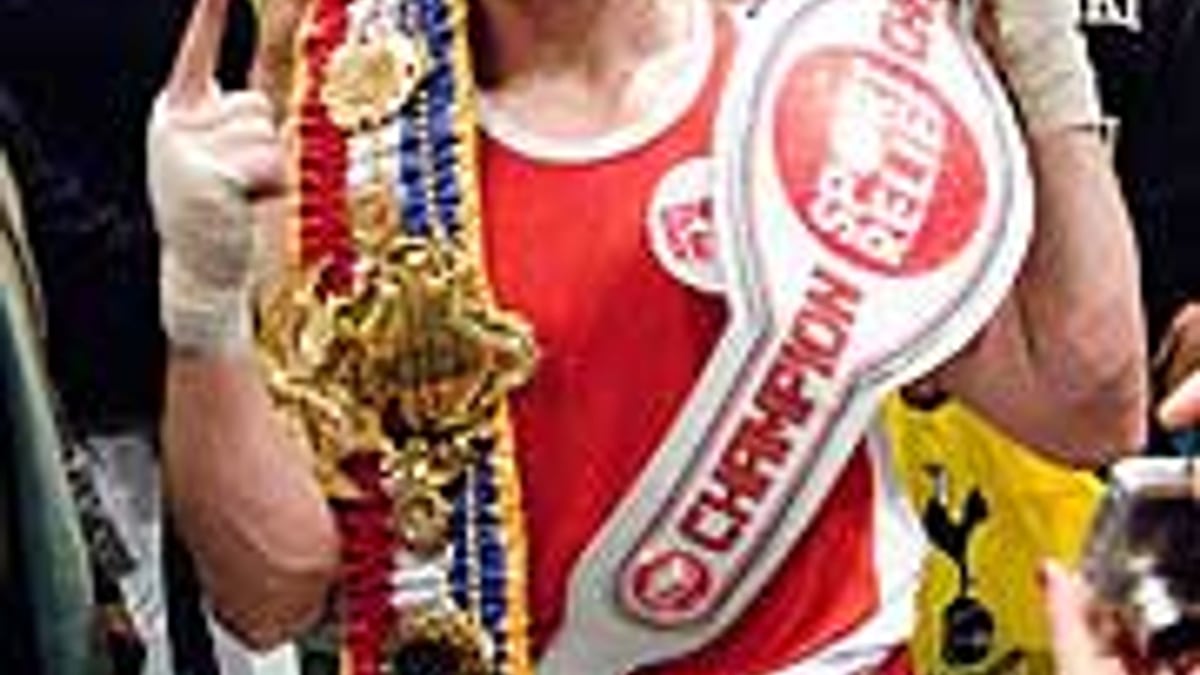 Alan Shearer and Adrian Chiles pedal to victory for Sport Relief | HELLO!