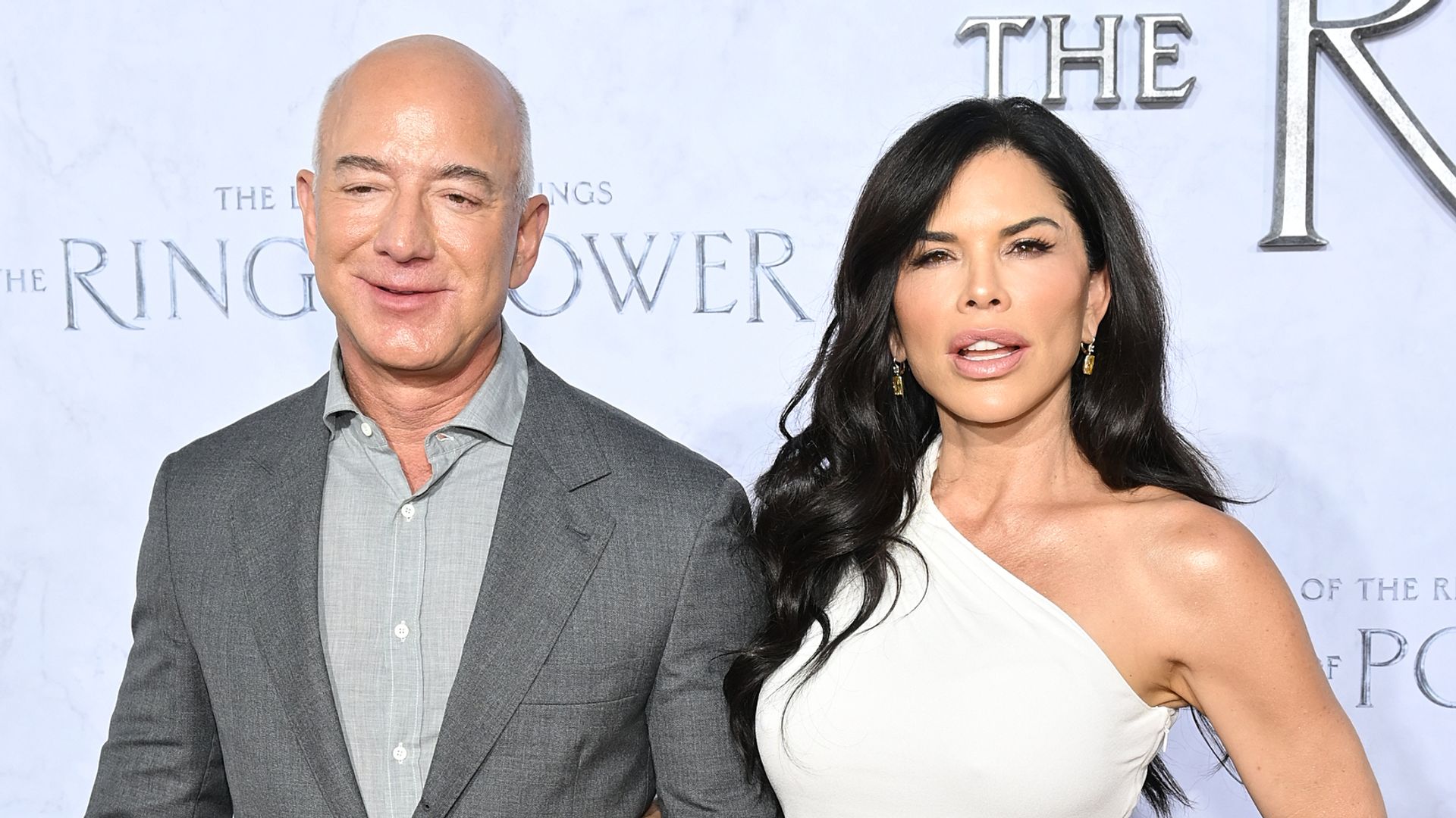 Jeff Bezos' fiancee Lauren Sanchez's ab-baring look has fans saying the ...