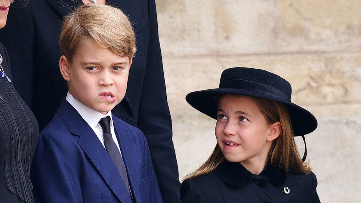 Princess Charlotte and Prince George adorably almost miss royal curtsy ...