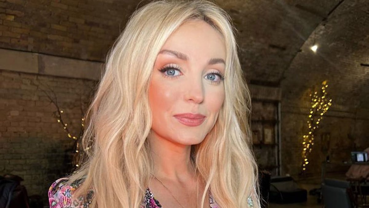 Call the Midwife's Helen George mesmerises with selfie with daughter ...