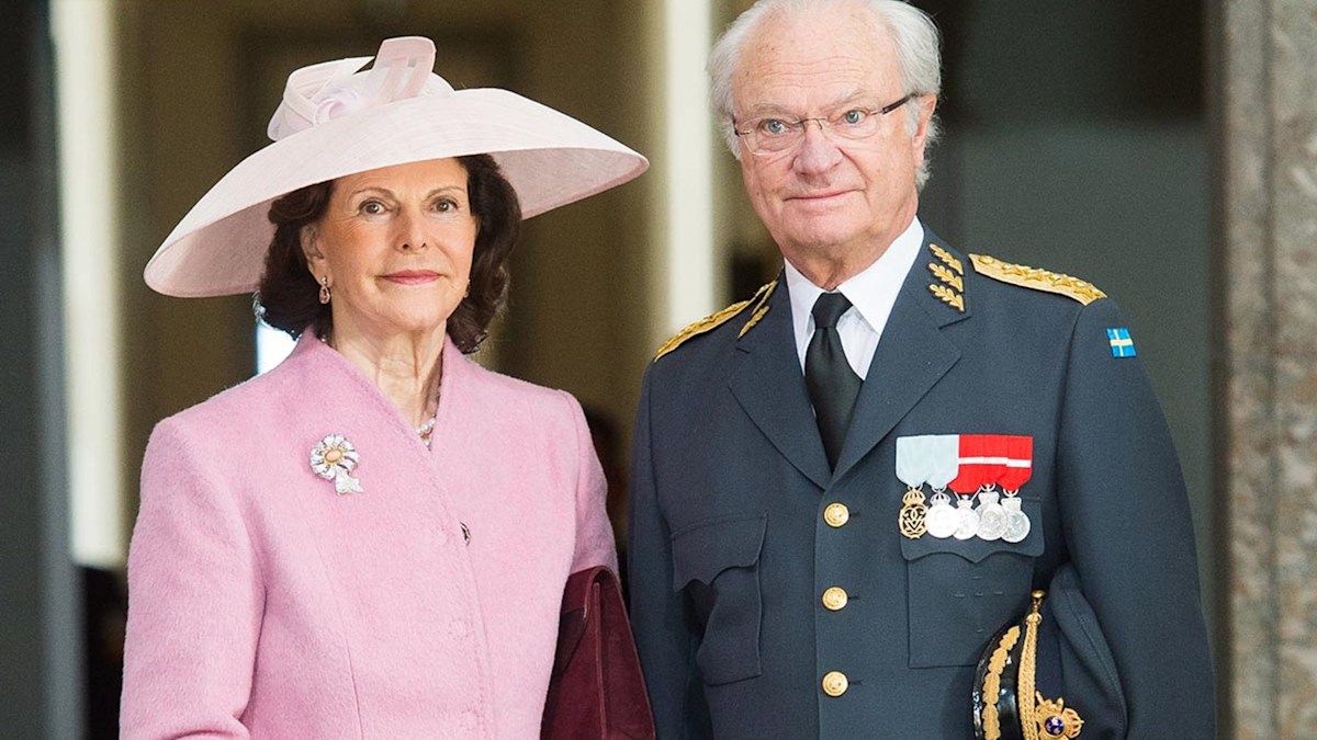 Sweden's King Carl XVI Gustaf and Queen Silvia pay tribute to late ...