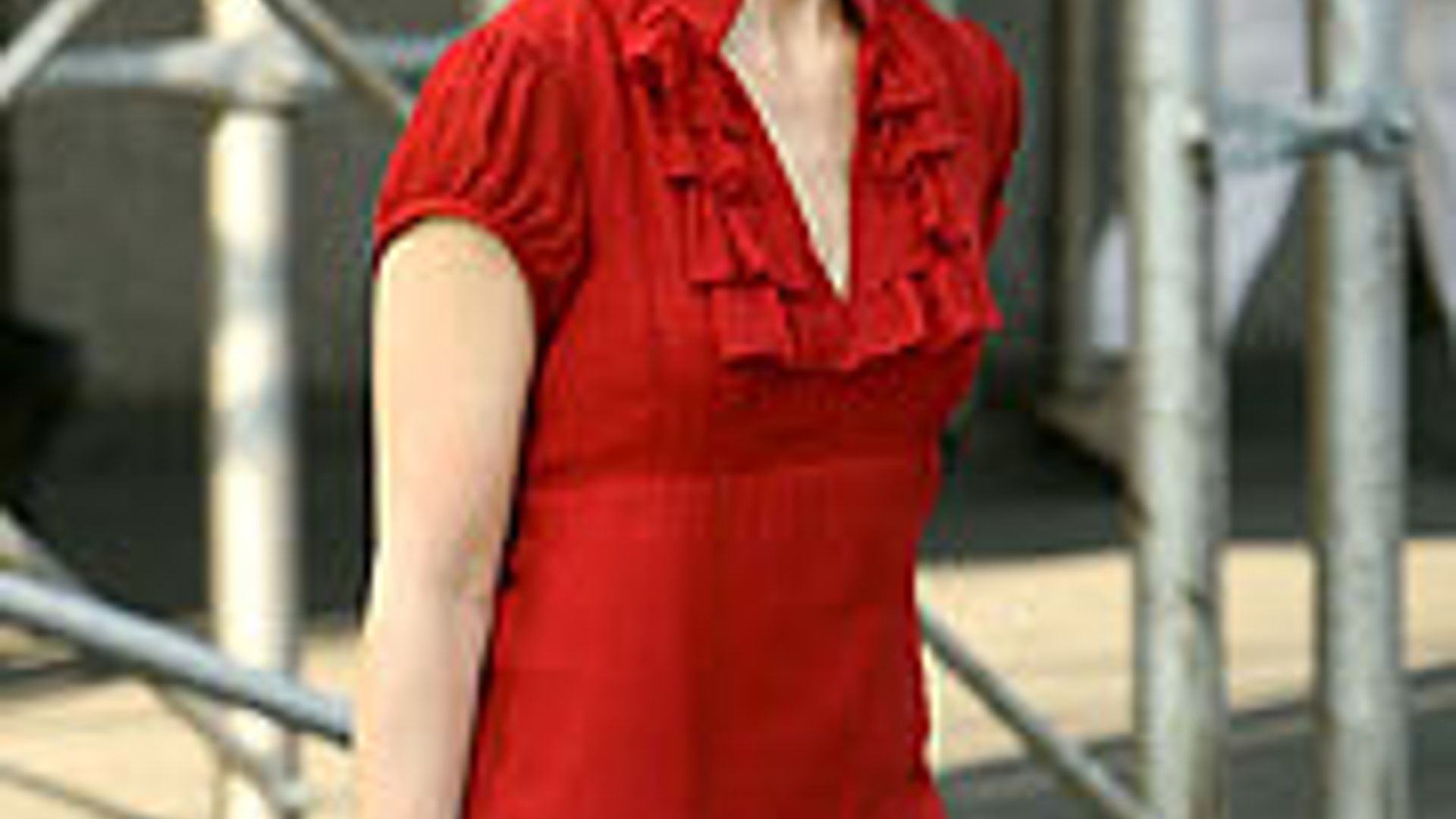 Scarlet-clad Sarah Michelle sets city streets scorching | HELLO!