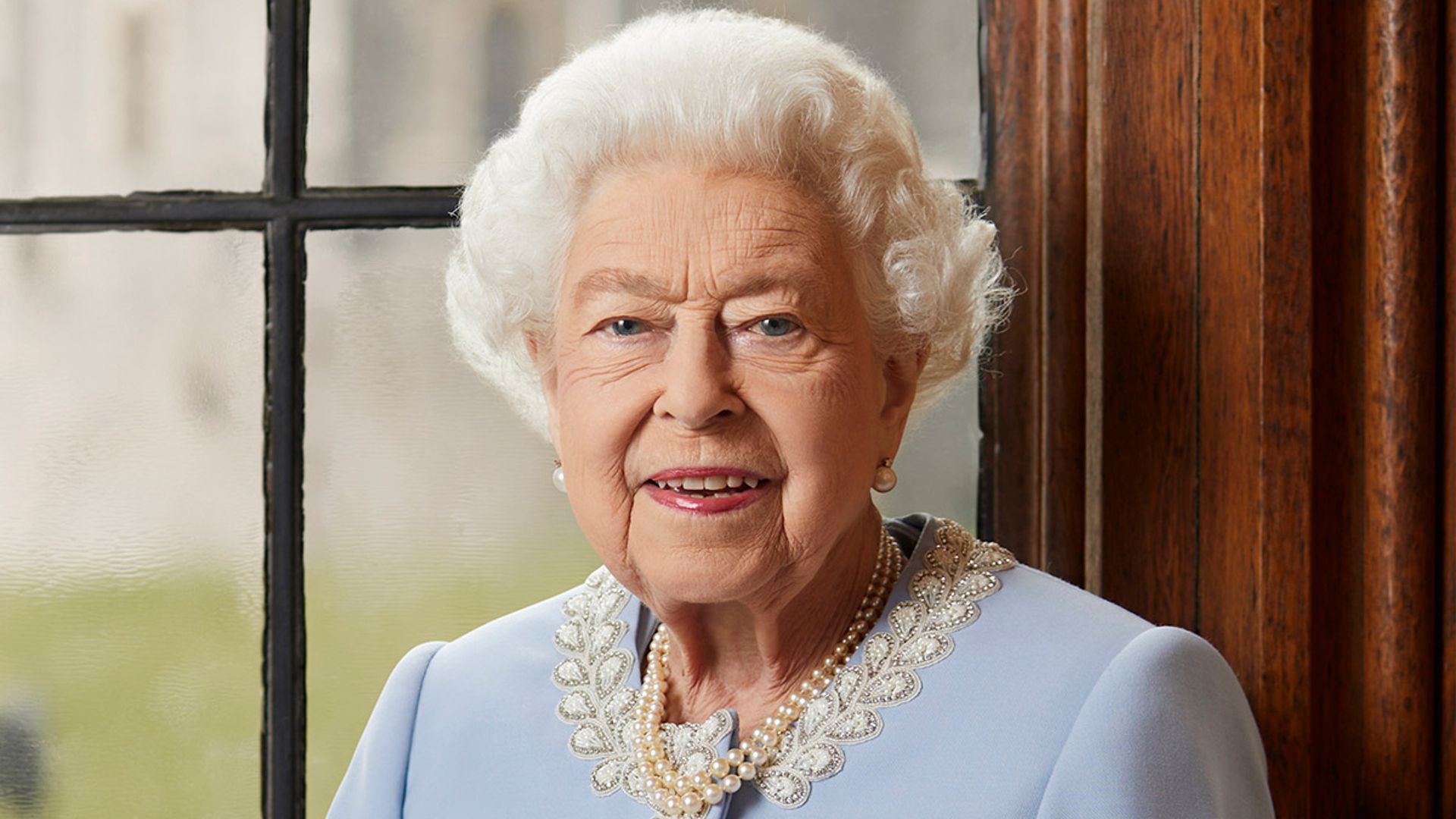 The Queen looks so regal in striking Platinum Jubilee portrait – see ...