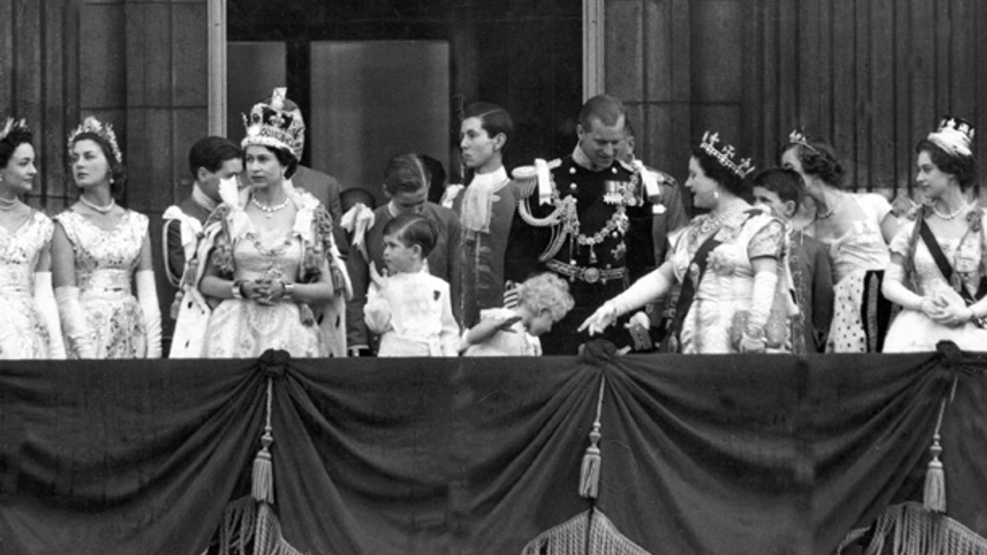 Queen Elizabeth II: coronation robes are put on display at Buckingham ...