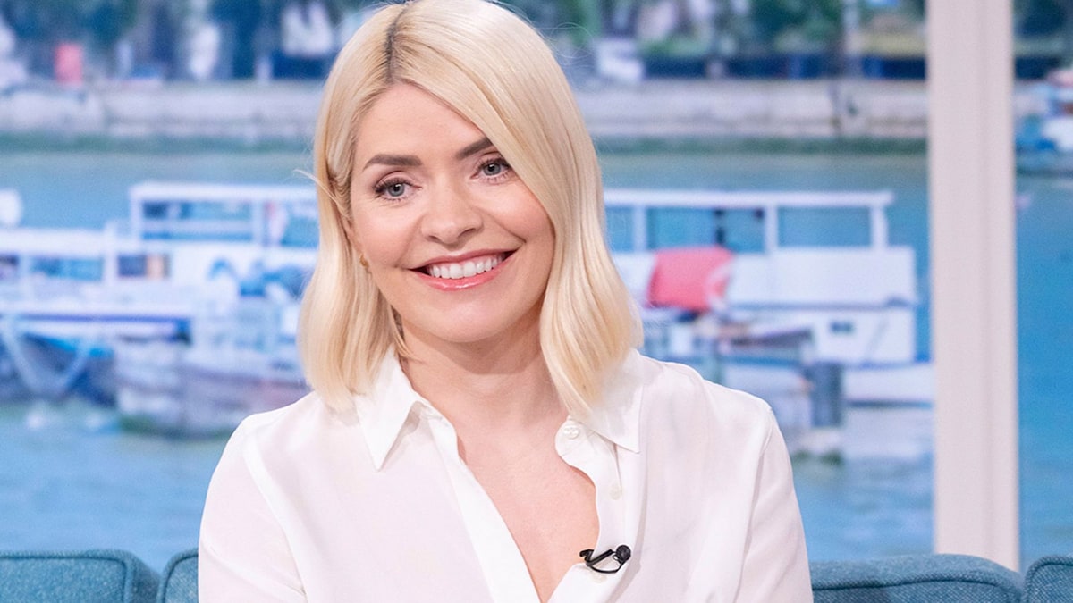 Holly Willoughby delights fans with first snap from Midsomer Murders ...
