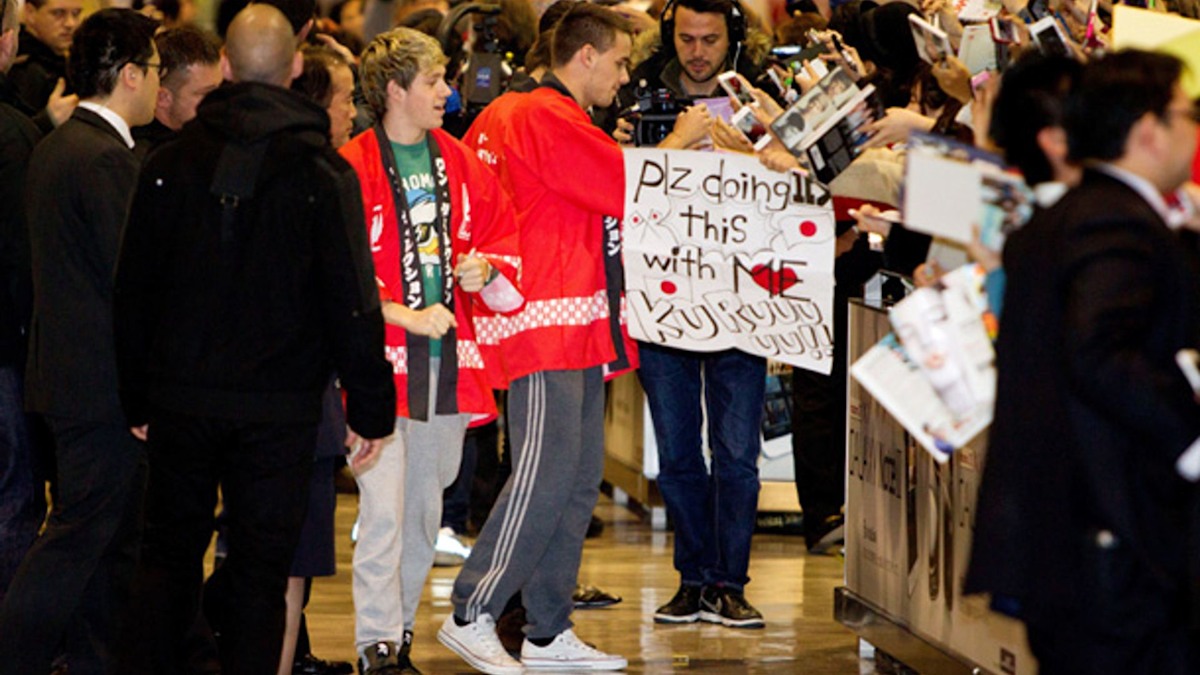 One Direction greeted by screaming fans in Japan | HELLO!