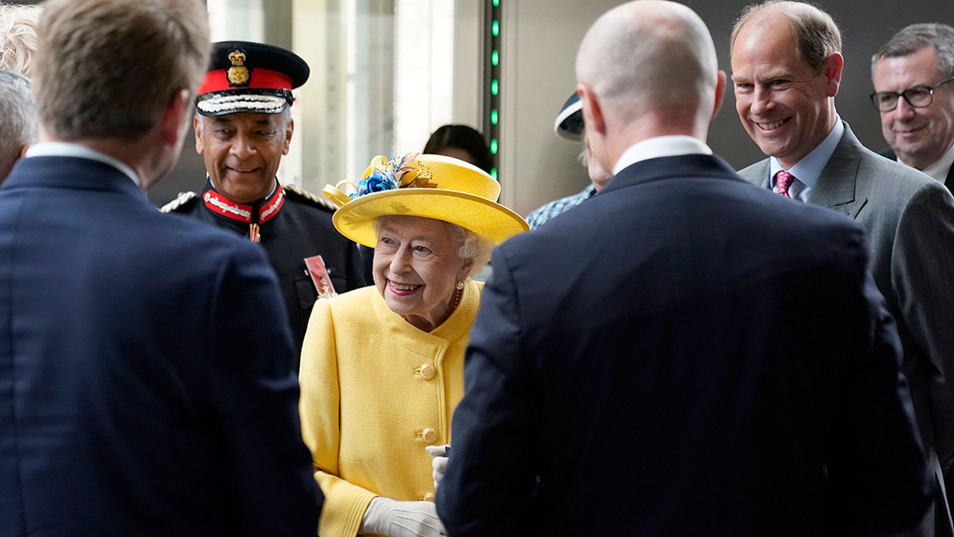 The Queen makes last-minute decision to travel to London to open ...