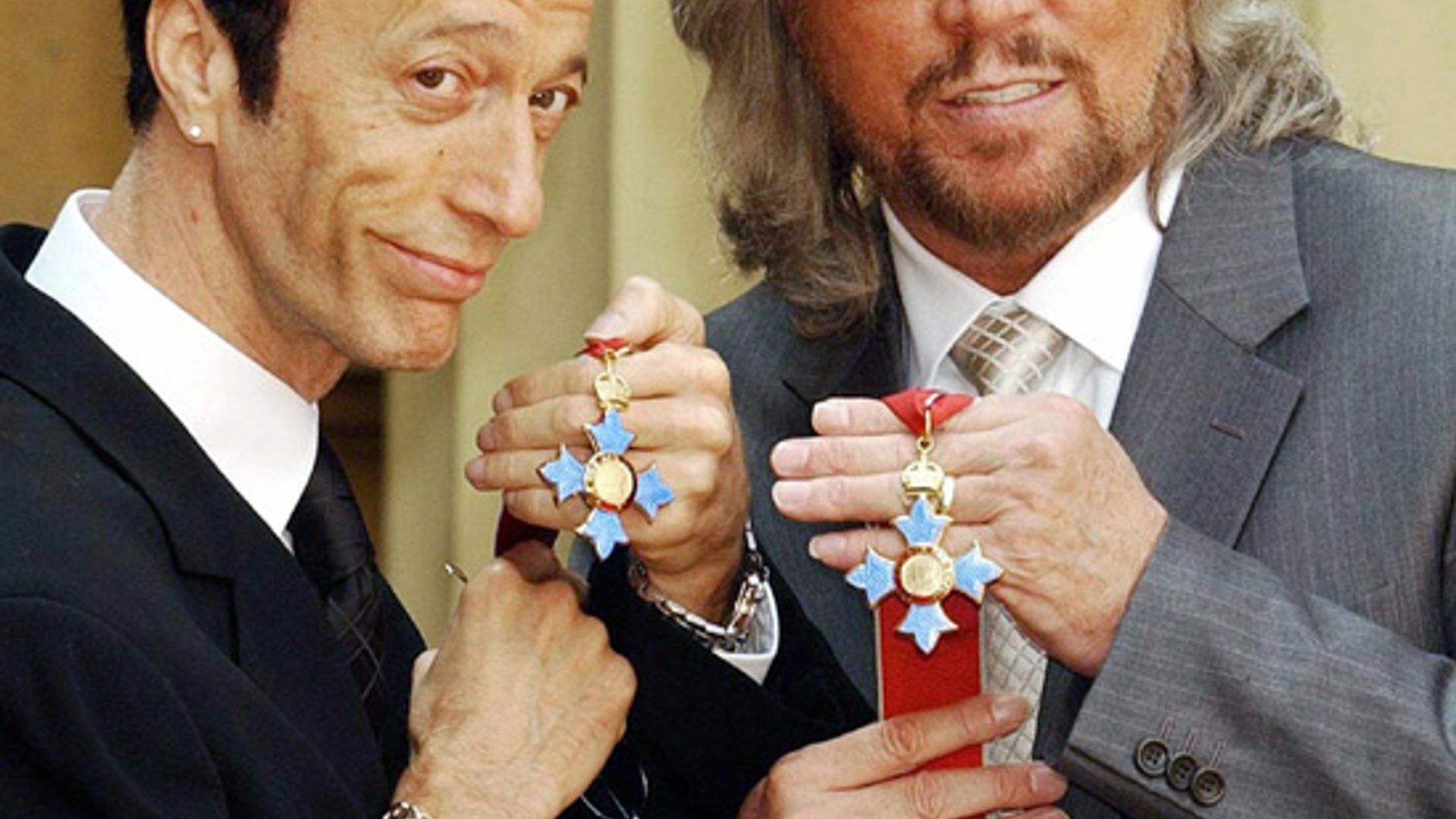 Bee Gees legend Robin Gibb loses battle with cancer | HELLO!