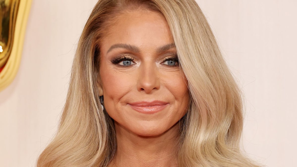 Kelly Ripa looks radiant in fresh-faced vacation selfie by the beach in ...