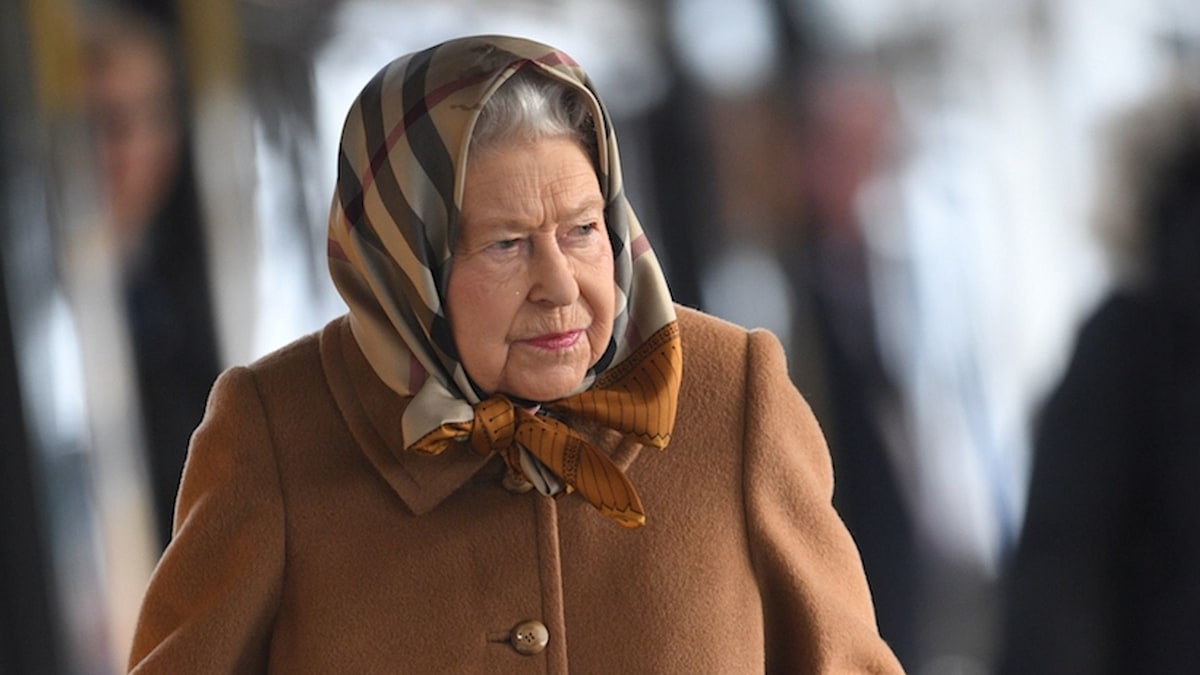 Royal news: The Queen departs London for her Christmas holiday in ...